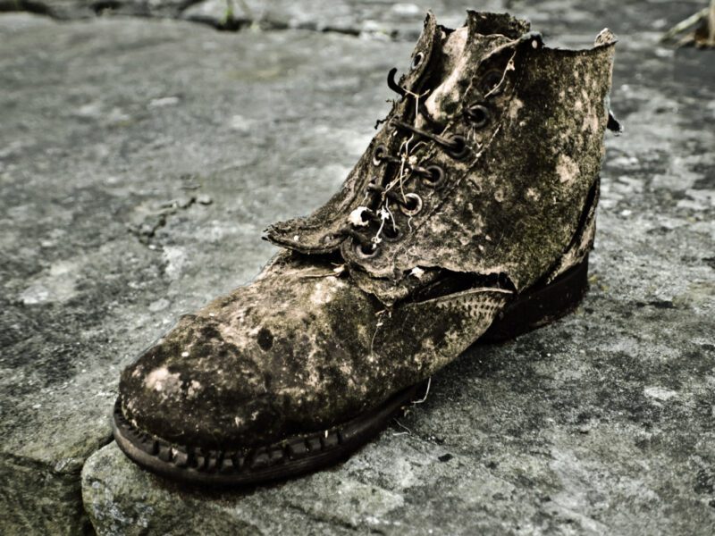 Soñar con Zapatos Rotos